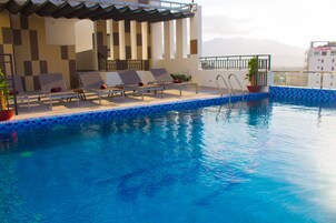 Piscina exterior, da(s) 9:30 à(s) 21:30, espreguiçadeiras 