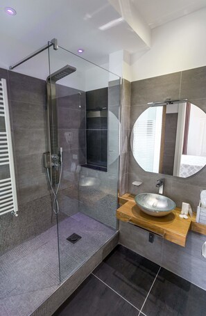 Suite (2) | Casa de banho | Um polibã, artigos de higiene pessoal grátis, um secador de cabelo 