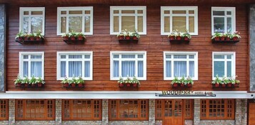 Fachada do alojamento (tarde/noite)