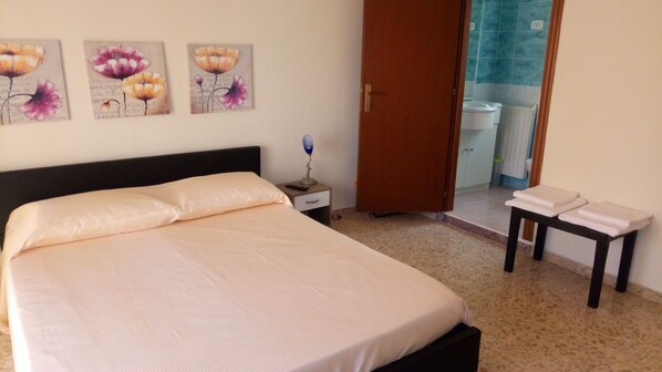 Quarto Duplo, casa de banho anexa | Roupa de alta qualidade, secretária, ferro/tábua de engomar