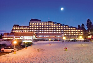 Fachada do alojamento (tarde/noite)