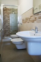 Quarto Duplo Deluxe | Casa de banho | Um polibã, artigos de higiene pessoal grátis, um secador de cabelo 