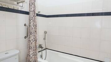 Quarto Duplo Deluxe | Casa de banho | Uma combinação polibã/banheira, uma banheira de imersão total