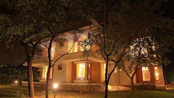 Fachada do alojamento (tarde/noite)