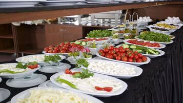 Pequeno-almoço tipo buffet diário (5 EUR por pessoa)