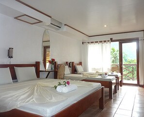 Quarto família, sacada (2nd Floor) | Frigobar, cofres nos quartos, individualmente mobiliados