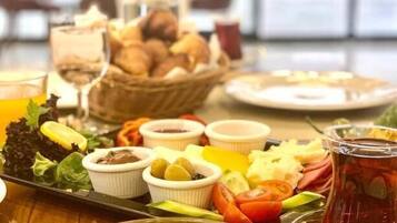 Pequeno-almoço tipo buffet diário (18 EUR por pessoa)