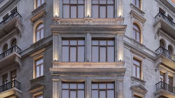 Fachada do alojamento (tarde/noite)