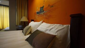 Quarto Duplo Standard | Minibar, cofre no quarto, secretária, Wi-fi grátis