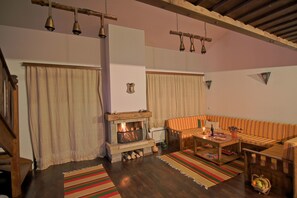 TV de tela plana, lareira