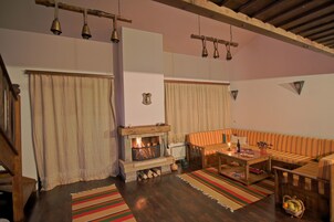 TV de ecrã plano, lareira 