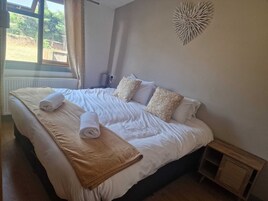 Apartamento conforto | Escrivaninha, ferros/tábuas de passar roupa, Wi-Fi de cortesia