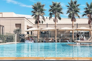 Piscina externa, barracas, guarda-sóis