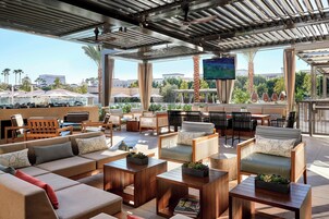 Este bar no terraço do hotel 