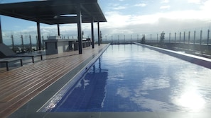 Piscina exterior, espreguiçadeiras