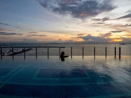 Piscina externa, funciona das 7h às 19h, espreguiçadeiras