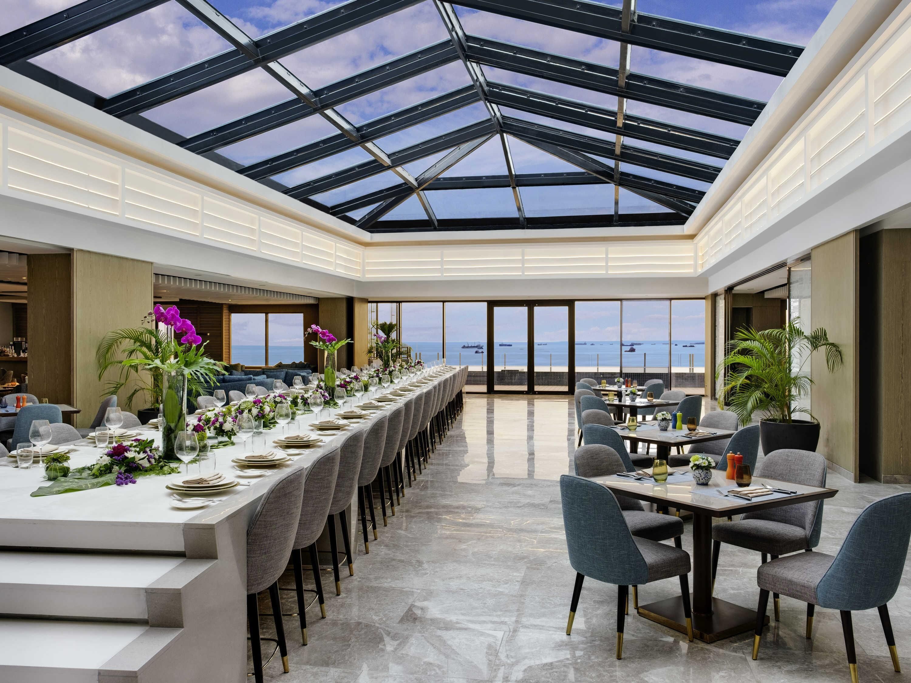 Serviço de café da manhã, almoço, jantar; vistas para a piscina