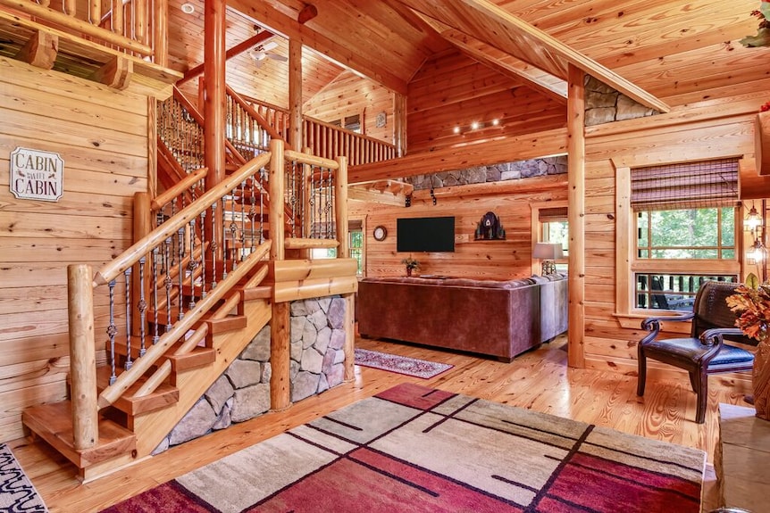 5 Miles To Tryon Equestrian Center Large Log Cabin 4 Bedroom 2.5 Bath - Mountain Brook Vineyards, Tryon