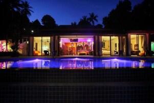 Fachada da propriedade à noite