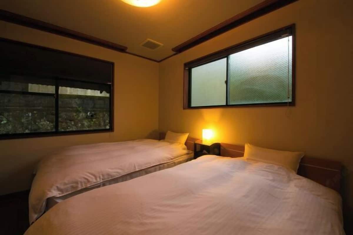 Cofres nos quartos, escrivaninha, Wi-Fi de cortesia, roupa de cama