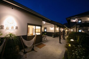 Fachada da propriedade à noite