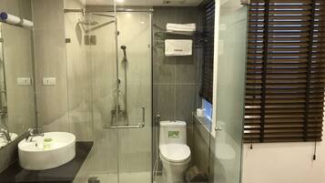 Um polibã, artigos de higiene pessoal grátis, um secador de cabelo