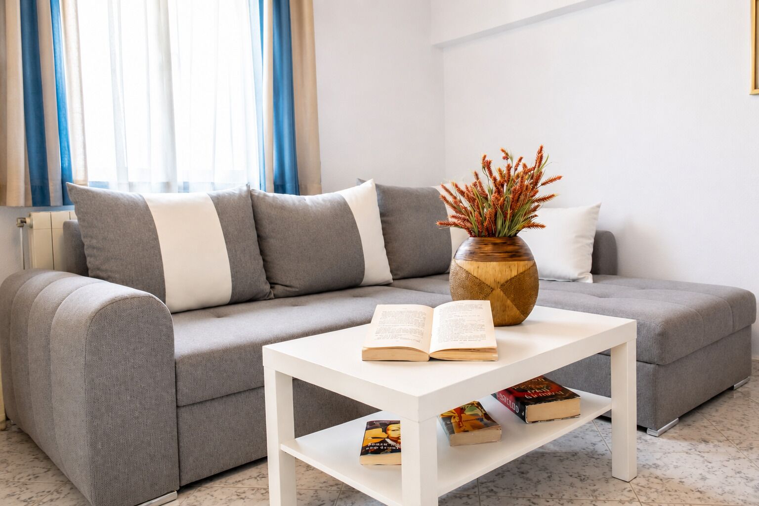 Apartamento Superior, 2 quartos | Sala de estar | Televisor de ecrã plano de 32 polegadas com canais digitais, televisor 