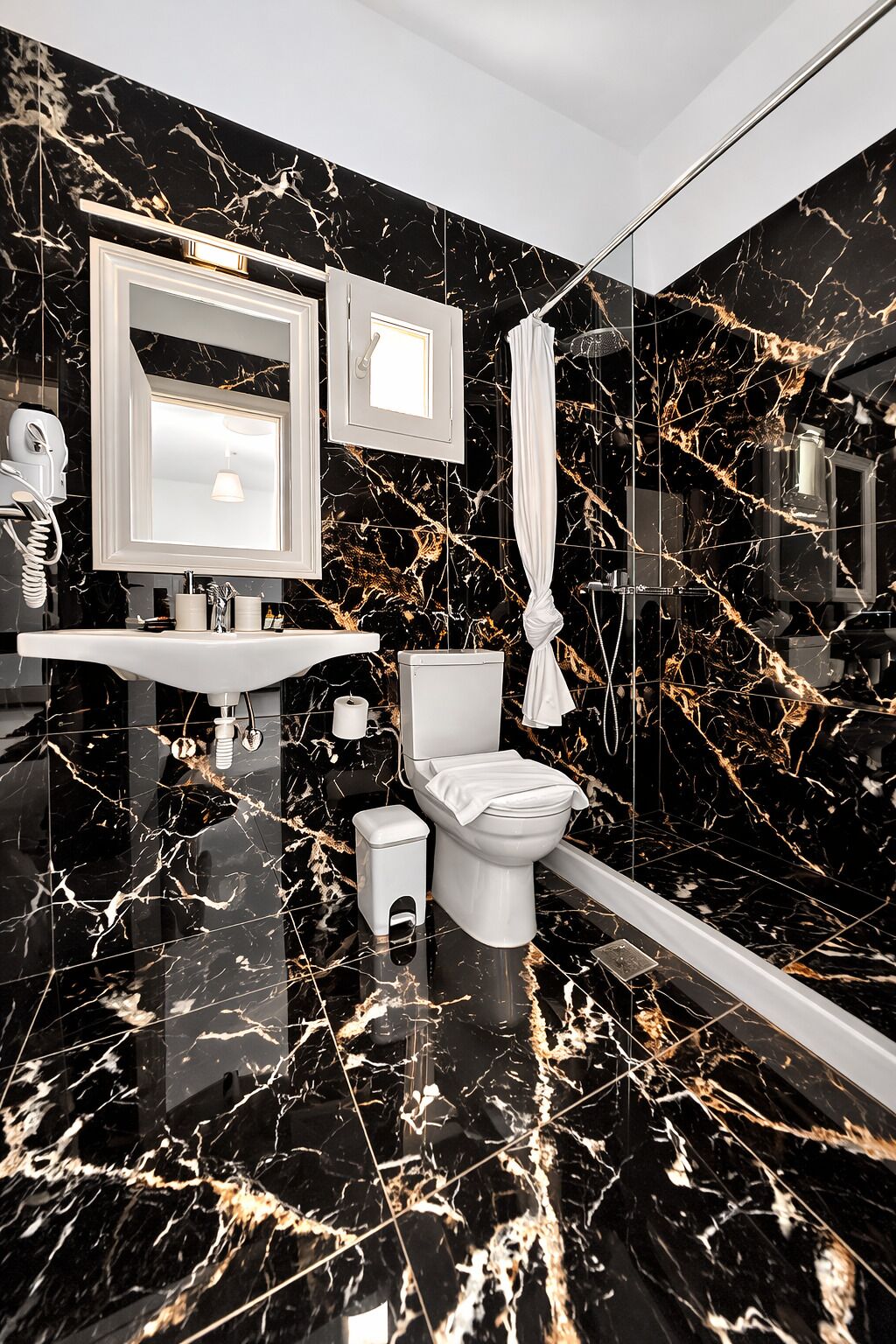Quarto casal superior, vista para o mar | Banheiro | Chuveiro, produtos de toalete grátis, secador de cabelo, chinelos