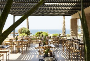 2 restaurantes, cozinha local e internacional 