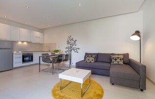 Apartamento família, 1 quarto, vista para a piscina, no pátio | 1 quarto, roupas de cama de algodão egípcio, roupas de cama premium
