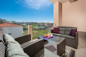 Apartamento conforto, 1 quarto, vista para a montanha, ao lado da piscina | Vista da sacada