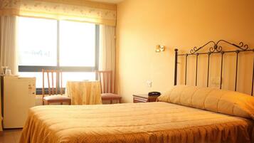 Quarto Individual | Minibar, cofre com capacidade para portátil, secretária