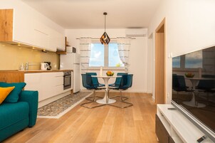 Apartamento luxo, 2 quartos, sacada, vista para o mar | Área de estar | TV de tela plana