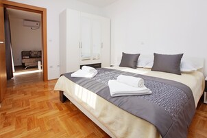 Apartamento luxo, 2 quartos, sacada, vista para o mar | 1 quarto, escrivaninha, cortinas blackout, Wi-Fi de cortesia
