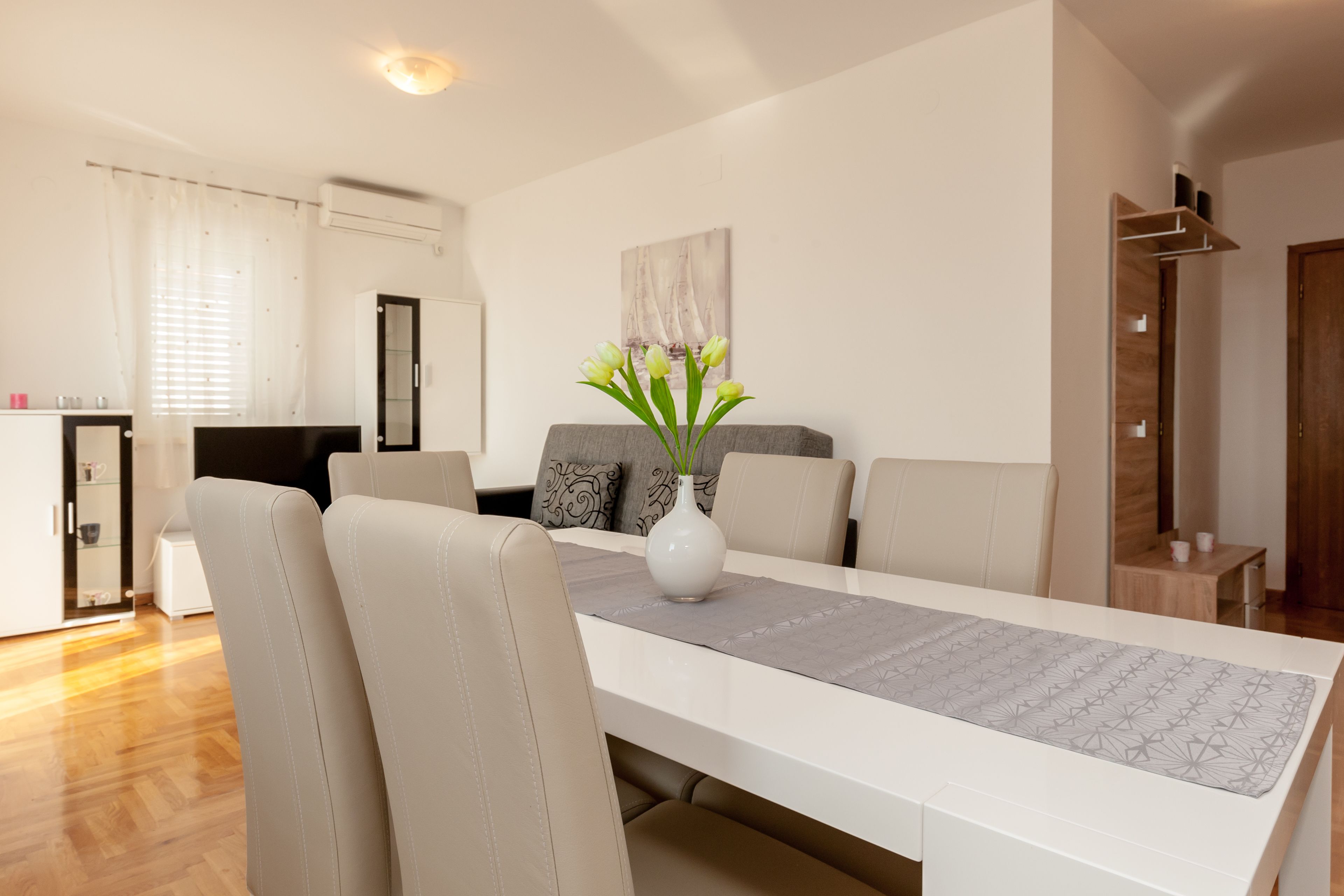 Apartamento Deluxe, 2 quartos, varanda, vista para o mar | Sala de estar | TV de ecrã plano 