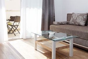 Apartamento Deluxe, 2 quartos, varanda, vista para o mar | Sala de estar | TV de ecrã plano 