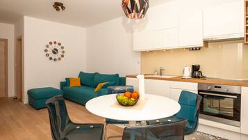 Apartamento Deluxe, 2 quartos, varanda, vista para o mar | Refeições no quarto