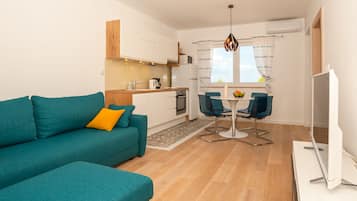 Apartamento Deluxe, 2 quartos, varanda, vista para o mar | Sala de estar | TV de ecrã plano