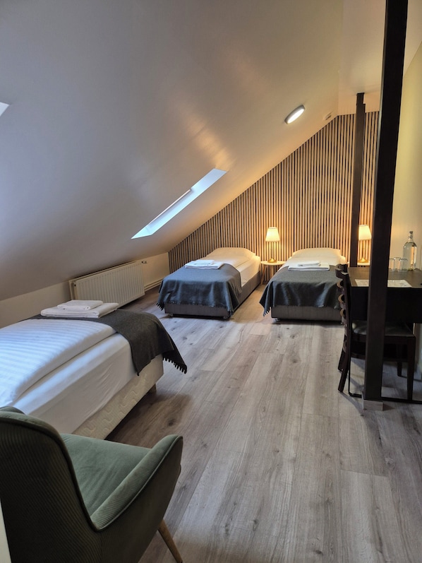 Quarto triplo standard, banheiro privativo | 1 quarto, Wi-Fi de cortesia, roupa de cama