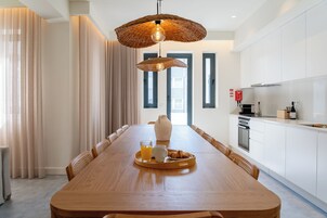 Apartamento Premium | Cozinha privada | Uma cadeira de bebé, mesas de jantar 