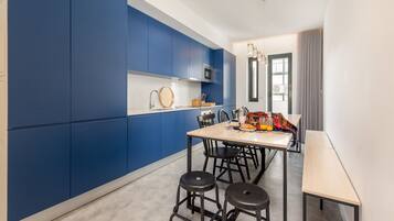 Apartamento Premium, 4 quartos (Bacchus Townhouse) | Cozinha privada | Uma cadeira de bebé, mesas de jantar