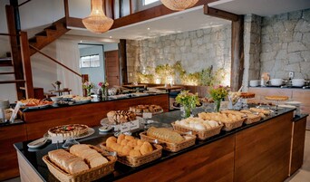 Café da manhã com buffet grátis todos os dias