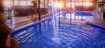 2 piscinas internas, piscina externa, guarda-sóis, espreguiçadeiras