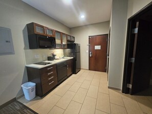 Suite, 1 cama king-size | Cozinha privada | Um frigorífico (a pedido), um micro-ondas (a pedido) 