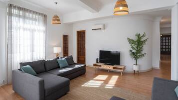 Apartamento Premium, 5 quartos, Vista para a cidade (Downtown Luxury Retreat) | Sala de estar | TV de ecrã plano, brinquedos