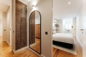 Apartamento Premium, 4 quartos, Vista para a cidade (Downtown Poets Flat) | Roupa de alta qualidade, camas de colchão pillowtop, secretária 