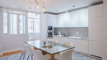 Apartamento Premium, 3 quartos, Vista para a cidade (Downtown Art Tyle) | Cozinha privada | Um frigorífico, um micro-ondas, um forno, uma placa de cozinha