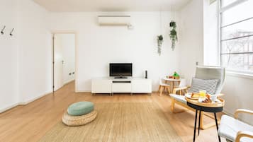 Apartamento Premium, 3 quartos, Vista para a cidade (Downtown Heaven) | Sala de estar | TV de ecrã plano, brinquedos