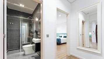 Apartamento Premium, 3 quartos, Vista para a cidade (Downtown Heaven) | Casa de banho | Um polibã, um secador de cabelo, toalhas fornecidas, champô