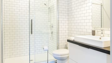 Apartamento, 3 quartos (V101) | Casa de banho | Uma combinação polibã/banheira, artigos de higiene pessoal grátis
